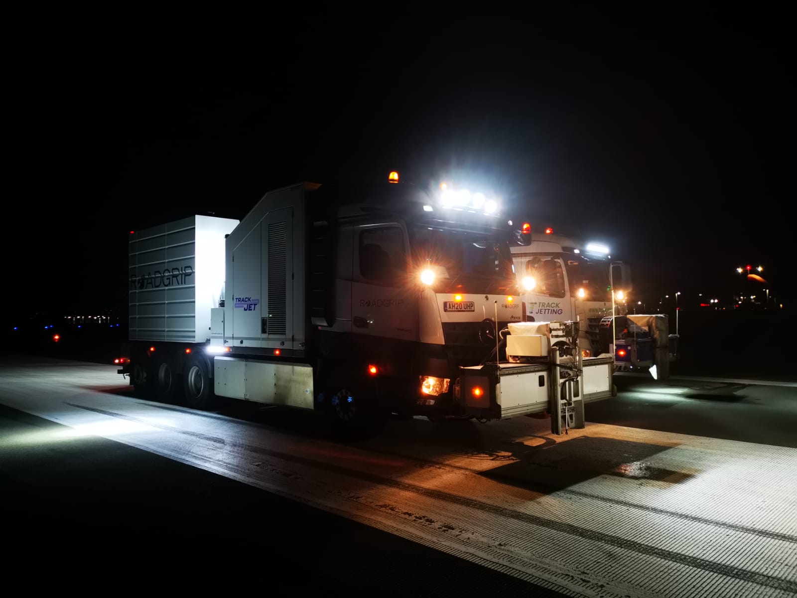 Runway Rubber Removal, Luton Airport - Roadgrip